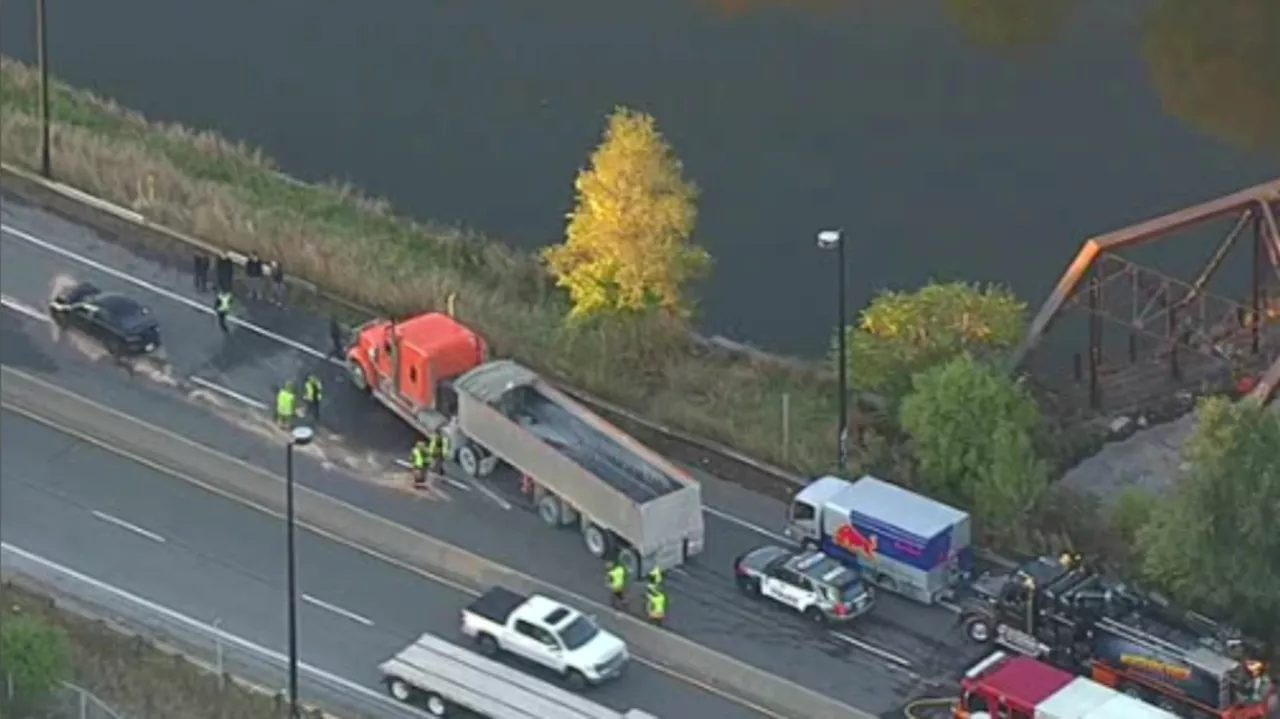 Southbound Dvp Near Gardiner Expressway Lanes Reopen After Dump Truck