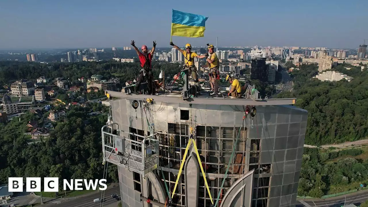 Ukraine Replaces Soviet Emblem On Motherland Statue United Kingdom