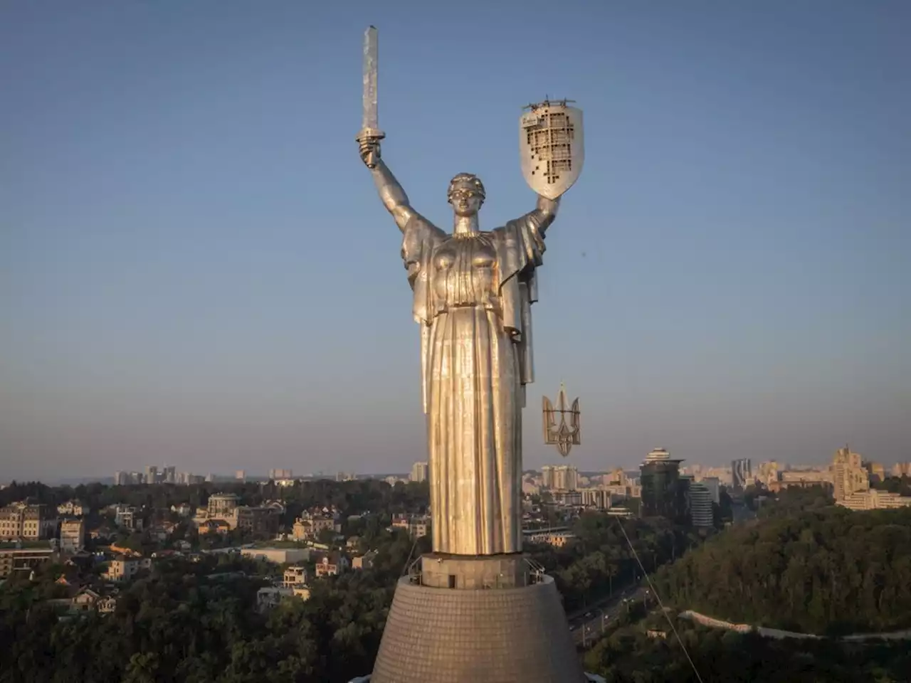 Ukraine Replaces Soviet Hammer And Sickle With Trident On Towering Kyiv