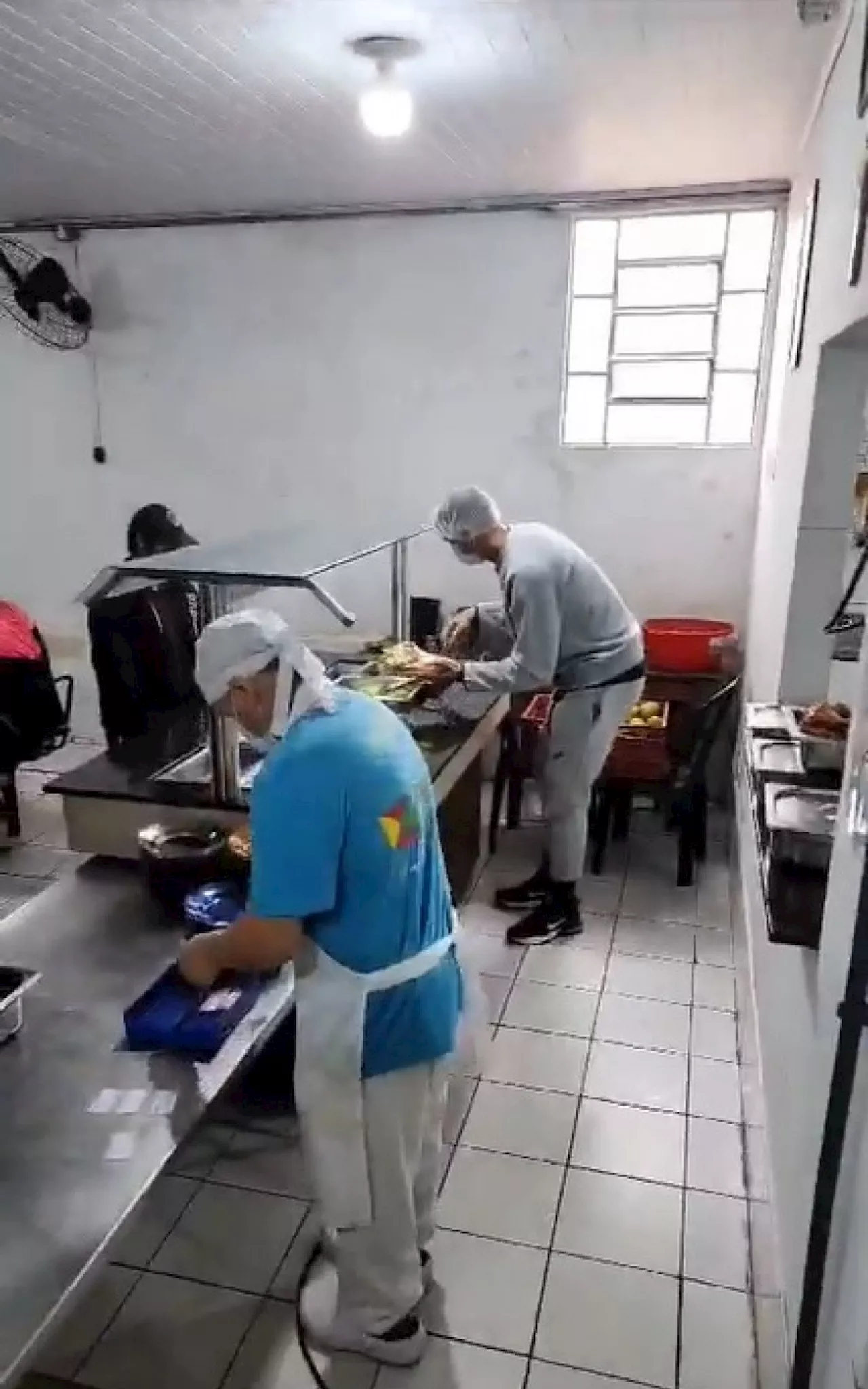 Rio Grande Do Sul Vídeo Goleiro Do Inter Ajuda A Servir Almoço Para